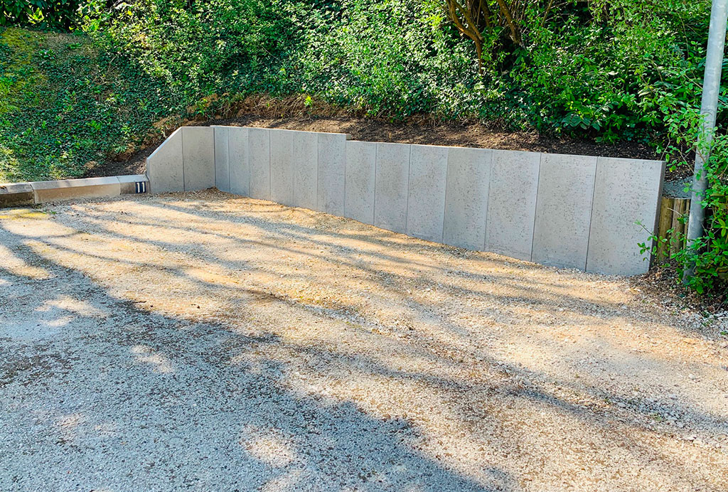 Pose de bloc L pour la retenue d’un talus et création d’une place de ...