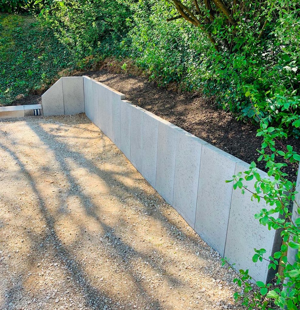 Pose de bloc L pour la retenue d’un talus et création d’une place de ...